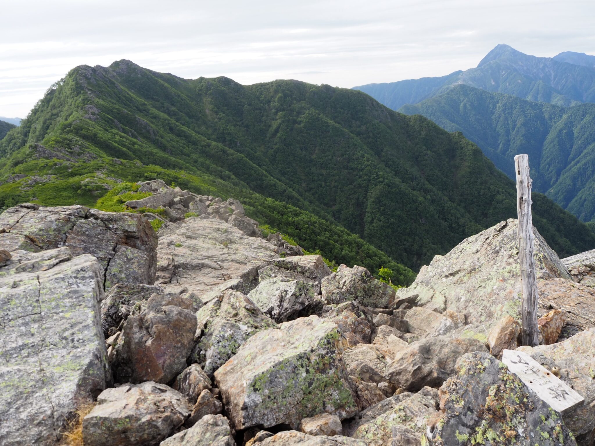 【南アルプスの山々を眺める特等席】栗沢山での絶景登山 | やまもりやまんぷく